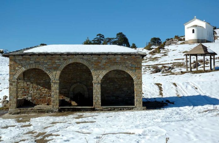 Σαμαρίνα: Το «ψηλότερο» χωριό στα Βαλκάνια είναι χτισμένο στους ...