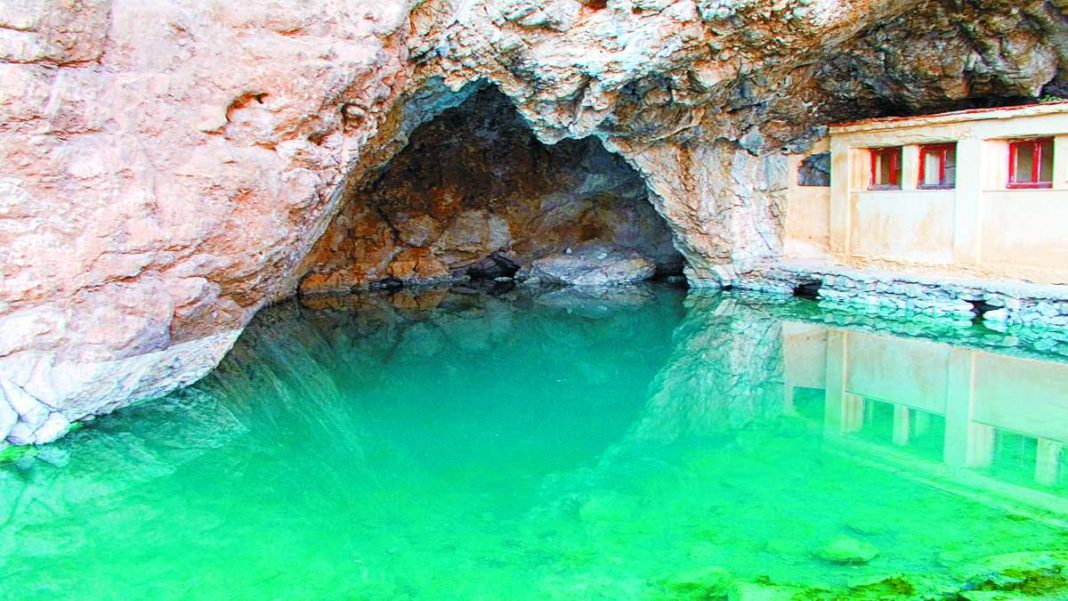 Αφήνουμε τις παραλίες και πάμε... για λουτρά