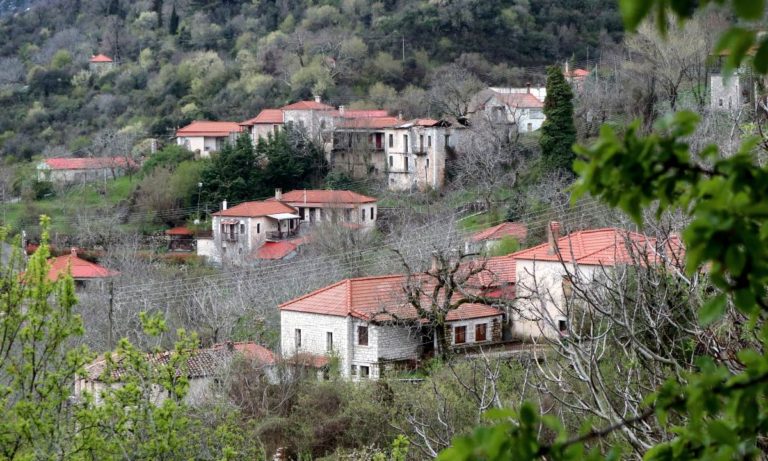 Το μικρό ιστορικό χωριό της Αρκαδίας χτισμένο σε υψόμετρο 1.000 μέτρων ...