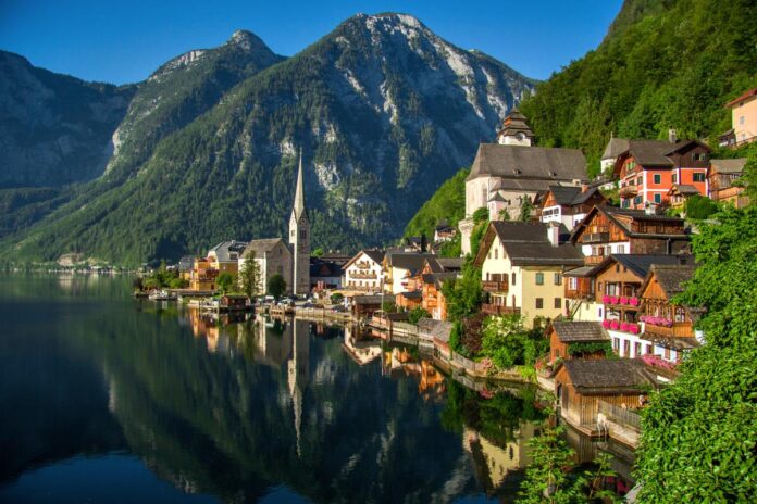 Hallstatt: Η παραμυθένια χιονισμένη λιμνούπολη της Αυστρίας