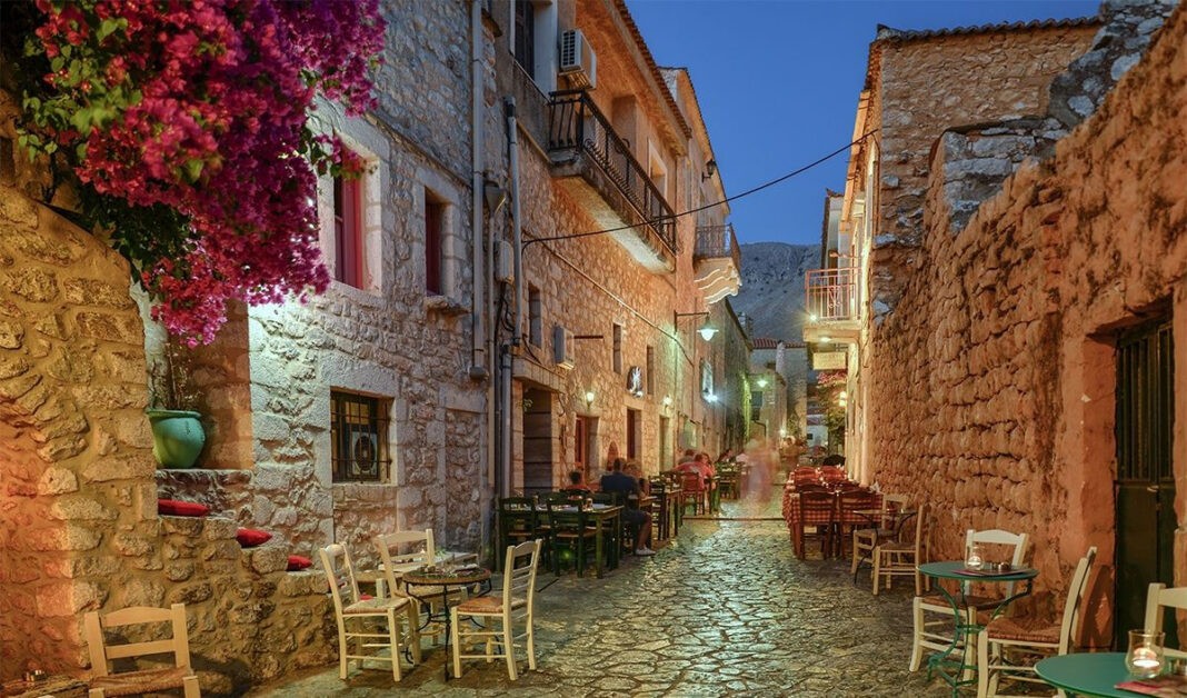 Το δημοφιλές χωριό, «καμάρι» της Μάνης - Πέτρινα σπίτια, πύργοι ...