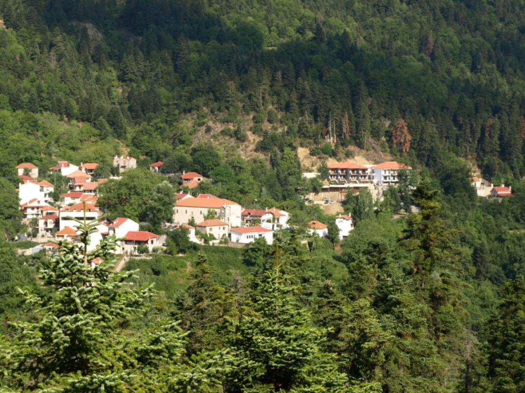 Αθανάσιος Διάκος: Γνωρίστε τον γραφικό «ελατοσκέπαστο» οικισμό της ...