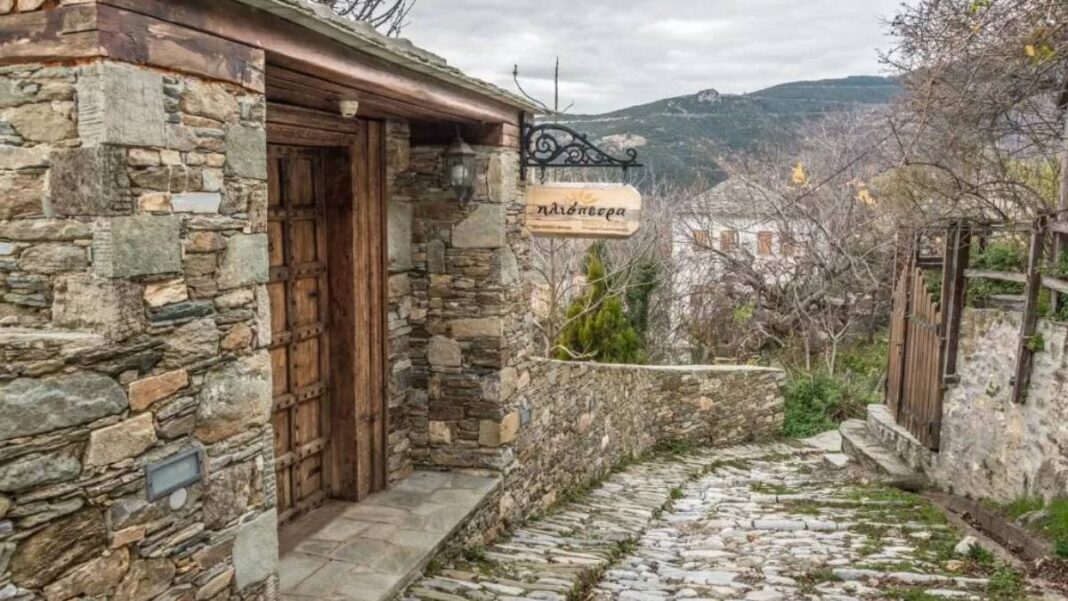 Ο παραδοσιακός ξενώνας στον Άγιο Λαυρέντιο Πηλίου που στεγάζεται σε ...