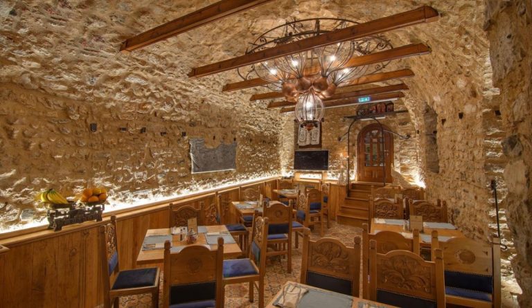 Ιωάννινα: Ο Τάσος Δούσης προτείνει τον πιο παραμυθένιο ξενώνα με ...
