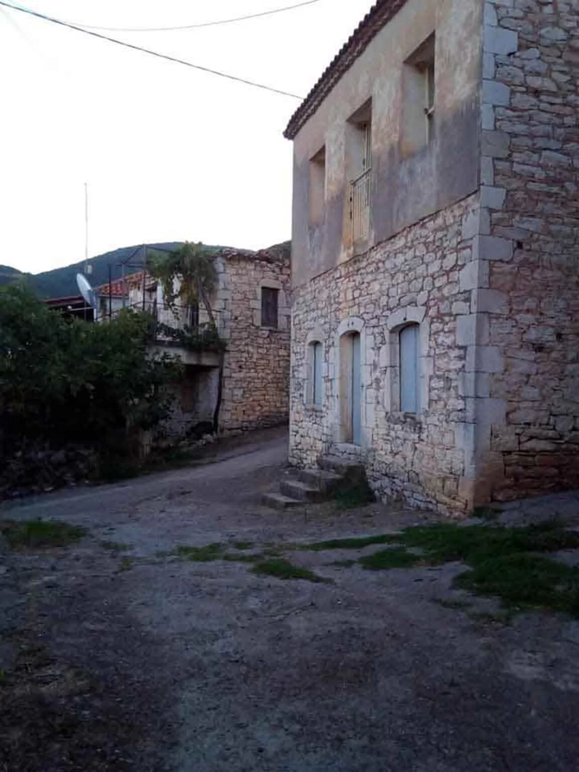 ΤΑ ΑΓΝΩΣΤΑ ΠΕΤΡΙΝΑ ΣΠΙΤΙΑ ΣΤΗ ΠΕΛΟΠΟΝΝΗΣΟ ΜΕ ΙΣΤΟΡΙΚΑ ΚΑΙ ΑΞΙΑ ...
