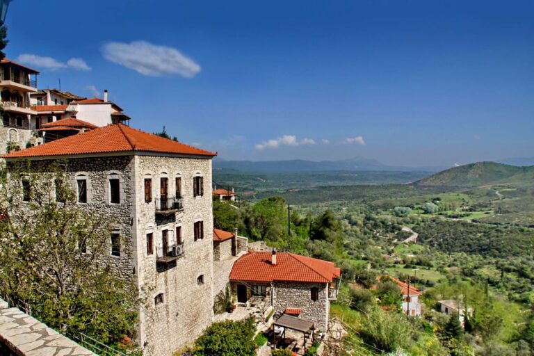 Καρύταινα: Το μεσαιωνικό χωριό της ορεινής Αρκαδίας που θεωρείται το ...