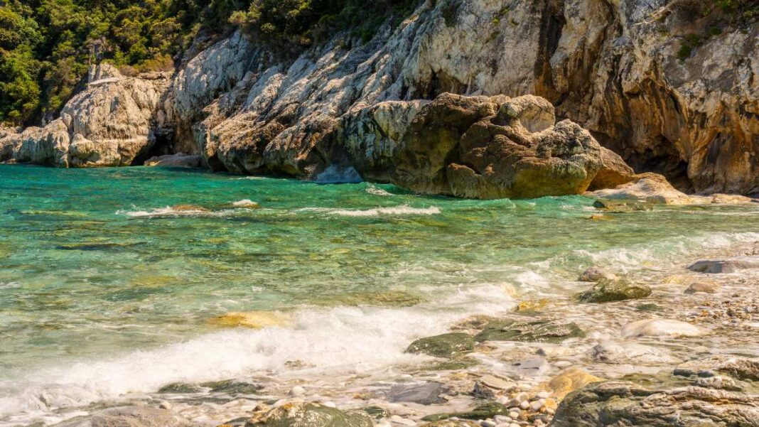 5+1: Βουτιές στις ομορφότερες παραλίες του Πηλίου με τα κρυστάλλινα νερά!