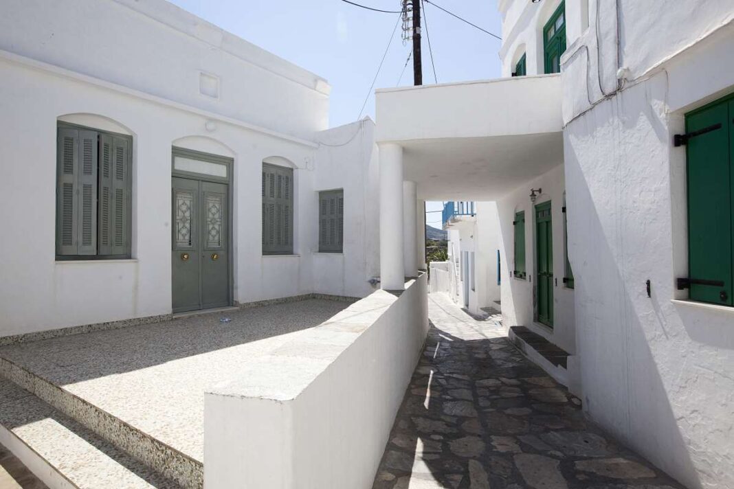 Ο γραφικός, παραδοσιακός οικισμός στις Κυκλάδες όπου το βλέμμα δε ...