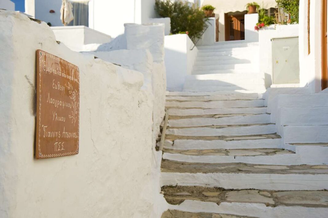 Ο γραφικός, παραδοσιακός οικισμός στις Κυκλάδες όπου το βλέμμα δε ...