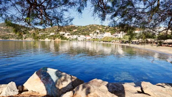 'Αγιοι Απόστολοι Εύβοιας: Το ψαροχώρι με τις τιρκουάζ παραλίες που ...