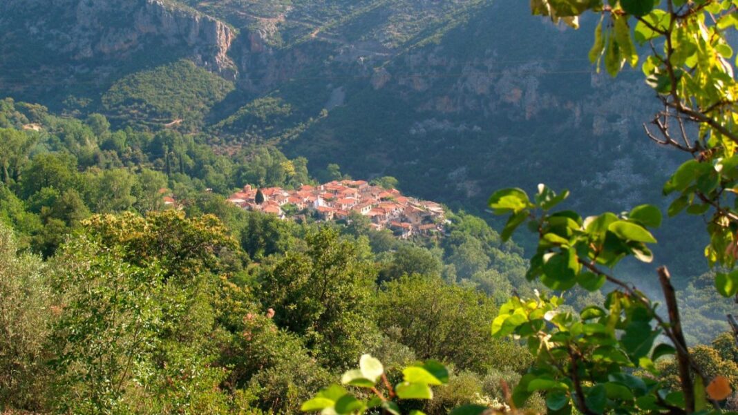 Ορεινή Αρκαδία: Το αμφιθεατρικά χτισμένο χωριό της με τα αιωνόβια ...