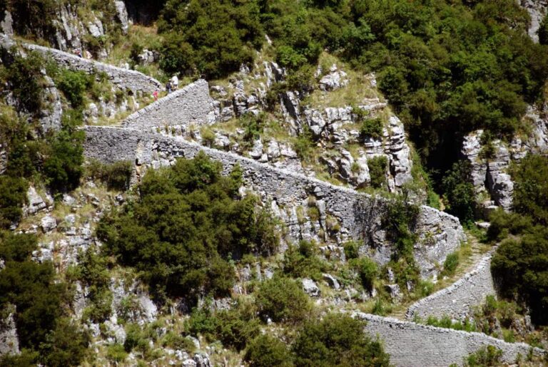 Η περίφημη πέτρινη Σκάλα του Βραδέτου στο Ζαγόρι με τα 1100 σκαλοπάτια ...
