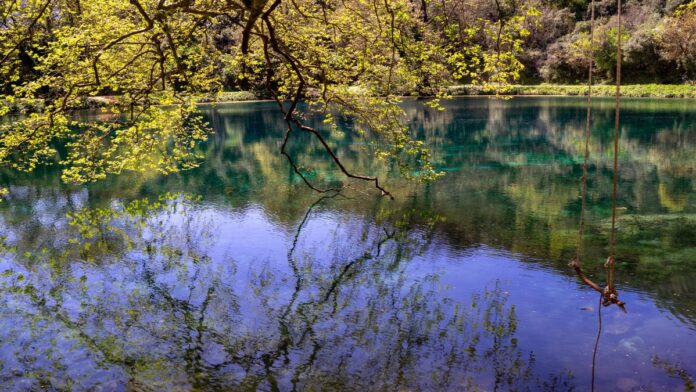 H ομορφότερη γαλάζια λίμνη της Ελλάδας - Ένα συγκλονιστικό τοπίο