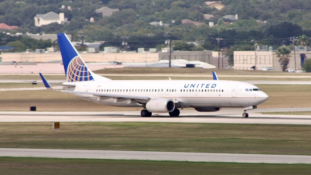 Boeing 737-800 της United Airlines έκανε αναγκαστική προσγείωση μετά ...