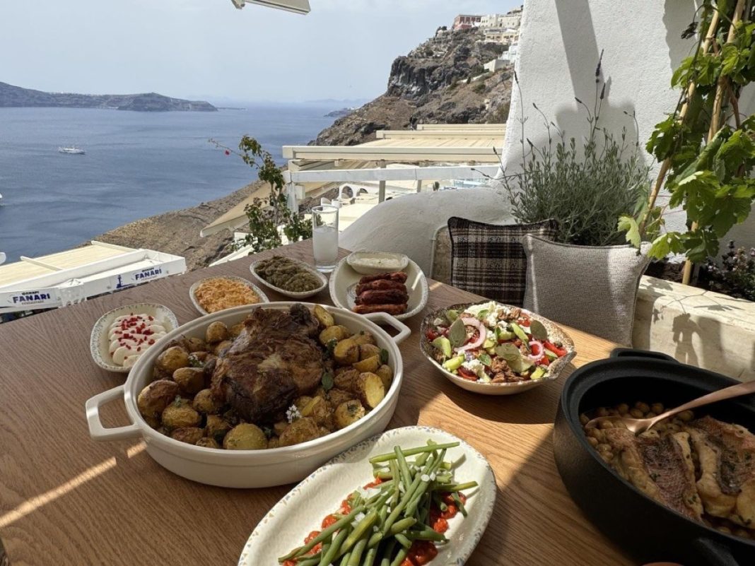 Santorinia Tavern: Η ελληνική κουζίνα απογειώνεται στην καρδιά της ...